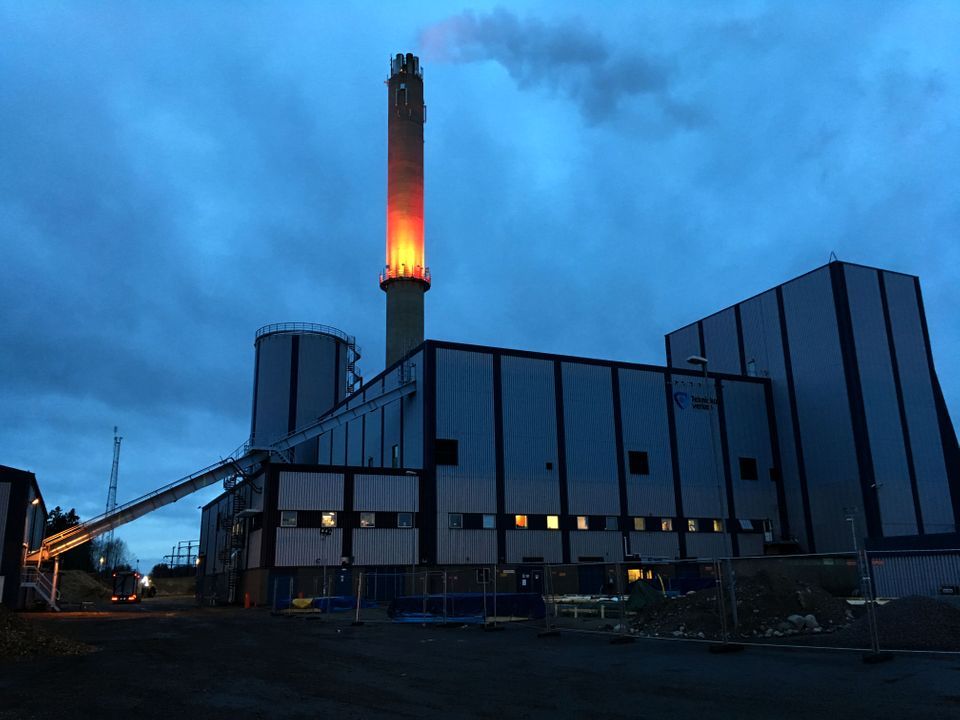 I morgon får skorstenen på kraftvärmeverket julbelysning | Tekniska ...
