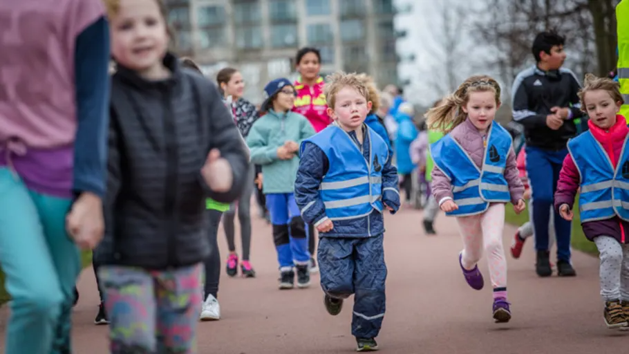 Barn springer för forskningen om barnhjärnan | Hjärnfonden