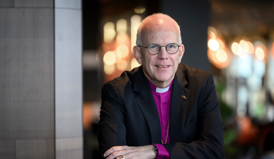 Martin Modéus tas emot som ärkebiskop vid högmässa i Uppsala domkyrka ...