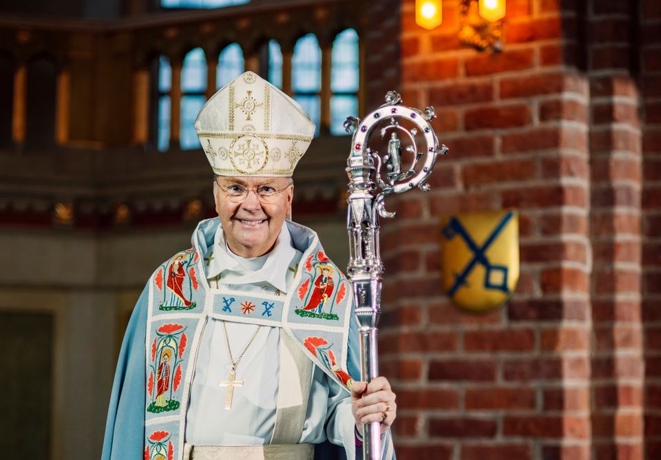 Biskop Johan Dalman firar visitationsmässa i Stenkvista kyrka ...
