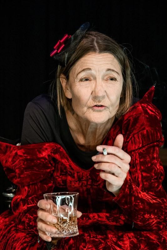 Publiksuccén Jag är en annan nu med Ann Petrén på Riksteaterturné ...