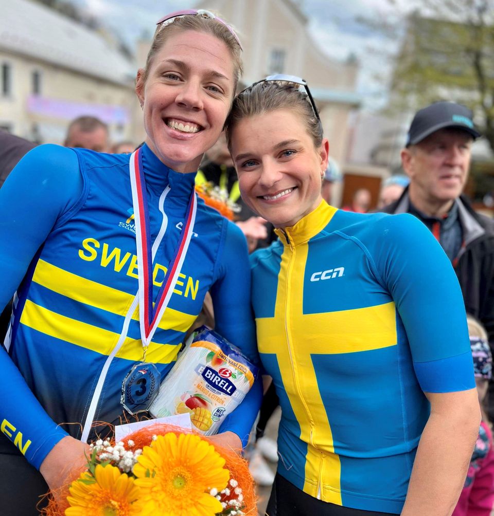 Jenny Rissveds och Emilia Fahlin båda på pallen efter första etappen | Svenska Cykelförbundet