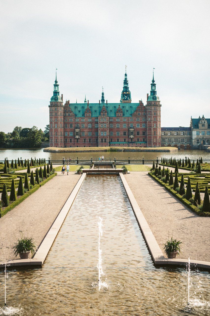 Frederiksborgs slotts magiska tak i nytt ljus | VisitDenmark