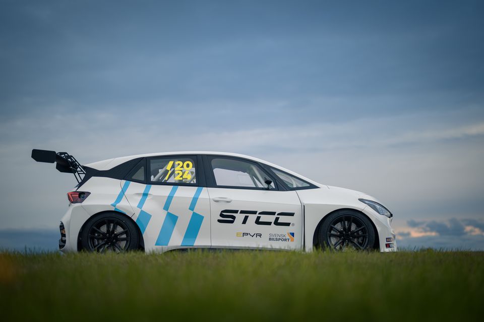 Tävlingsbilen CUPRA Born premiärvisad på Mantorp inför STCC 2024 | CUPRA Sverige