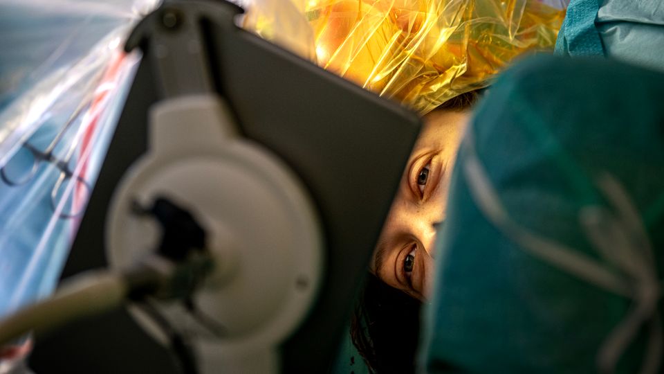 Här opereras cancertumören bort ur hjärnan medan patienten är vaken ...