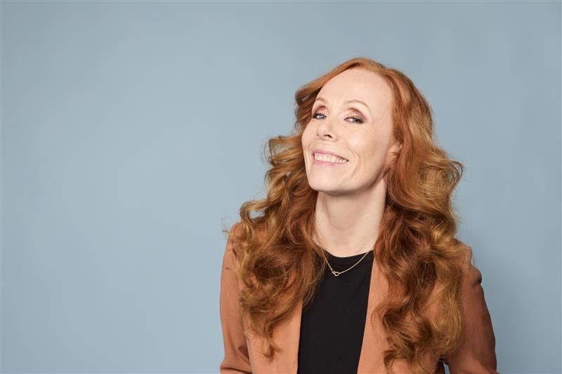 Rachel Mohlin snackar språk och röst med folkkära gäster i ny tv-serie | UR