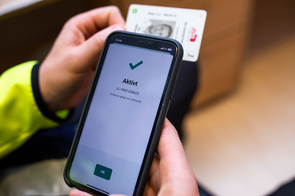 Så får du reda på om hantverkaren har rätt behörighet med appen ID06 ...