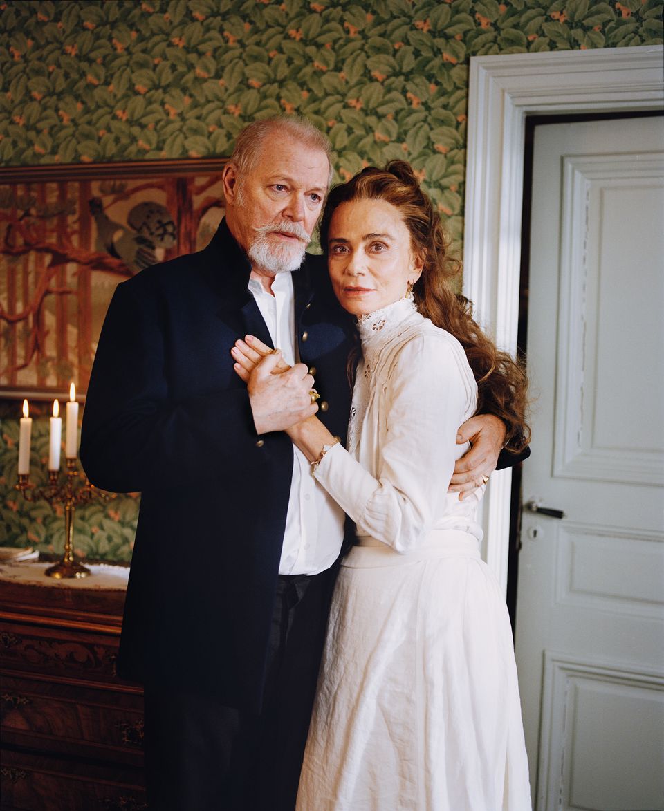 Lena Olin och Peter Andersson i Strindbergs klassiker Fadren ...